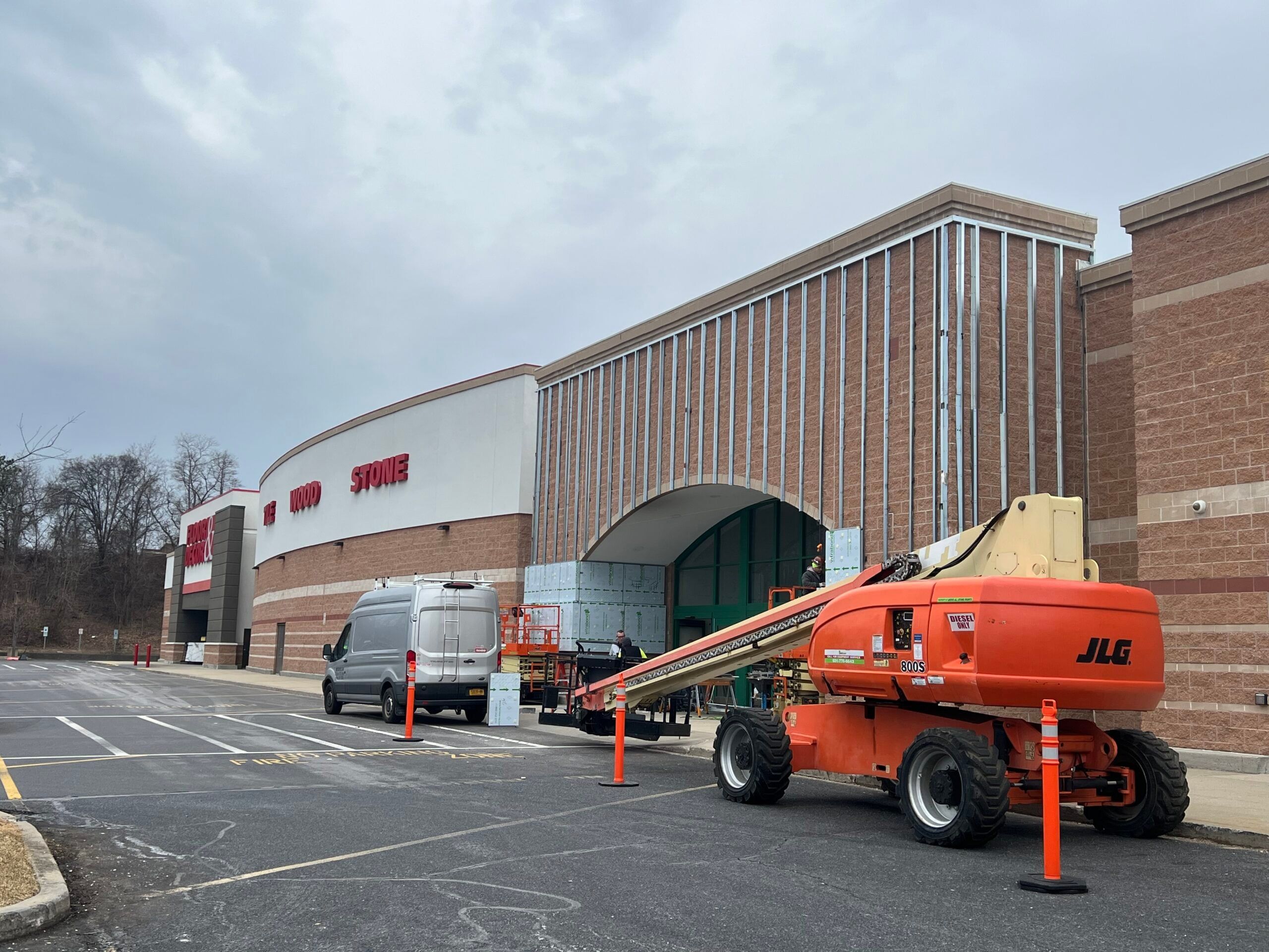 RH Outlet circles March 27 as planned opening date in Commack