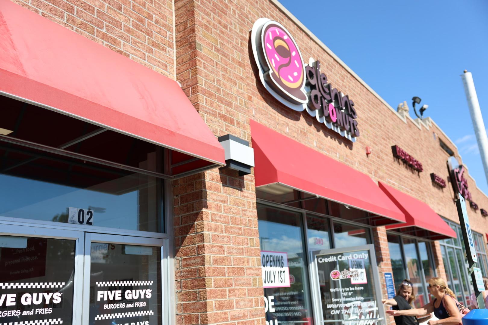 Glenn's Donuts of Glenn Wayne fame gets mobbed on opening day in Selden
