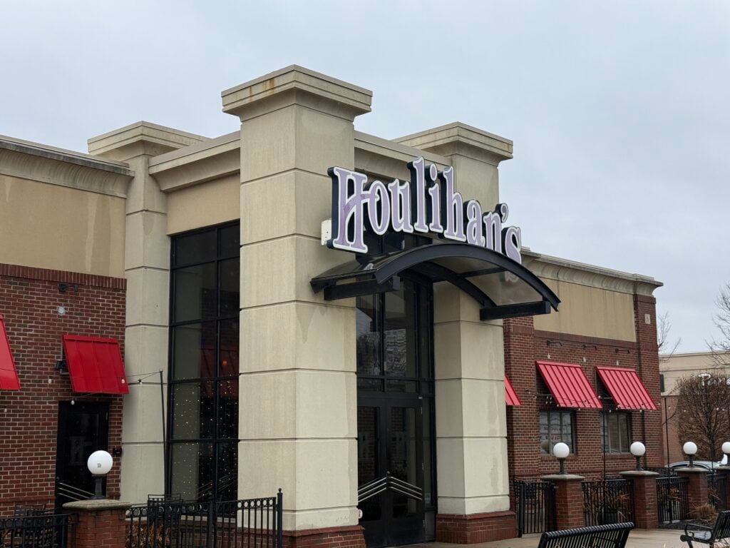 Houlihan’s joins long list of chain restaurants Long Island has lost